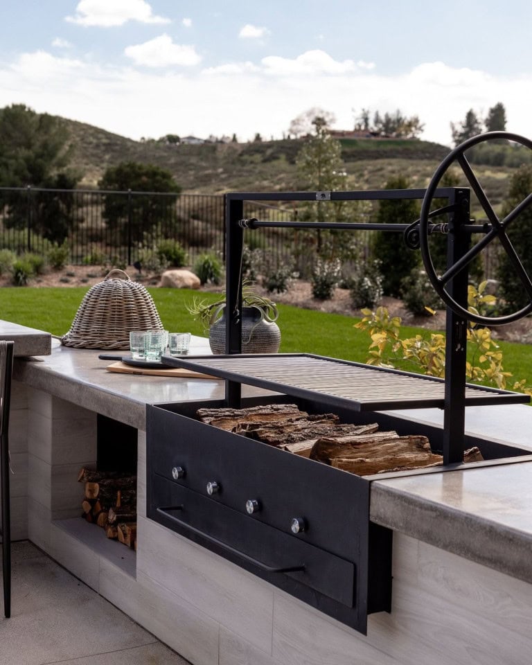 15 Trendy Upgrades For A Stunning Luxury Outdoor Kitchen