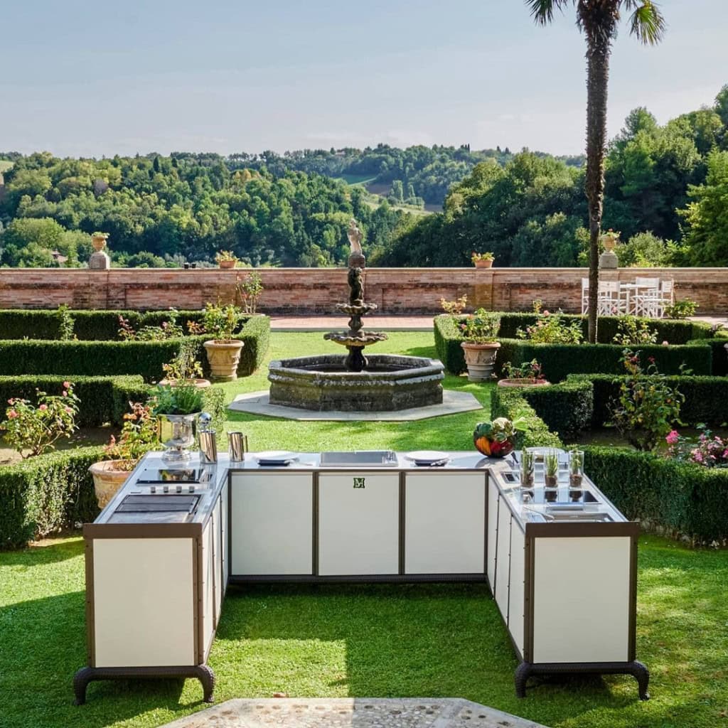 15 Trendy Upgrades For A Stunning Luxury Outdoor Kitchen